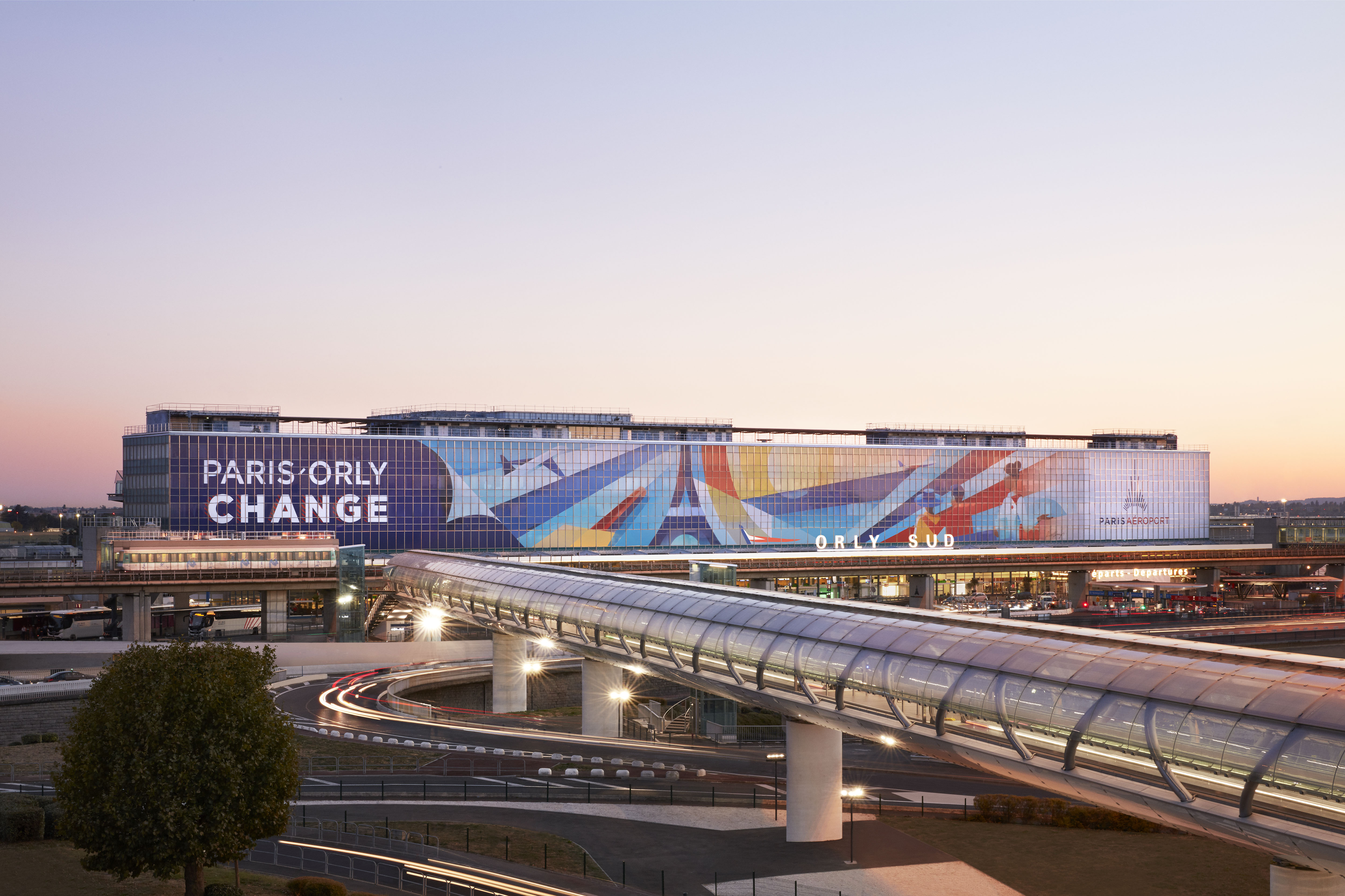 L'artiste Ray Orange crée une fresque pour l'aéroport d'Orly