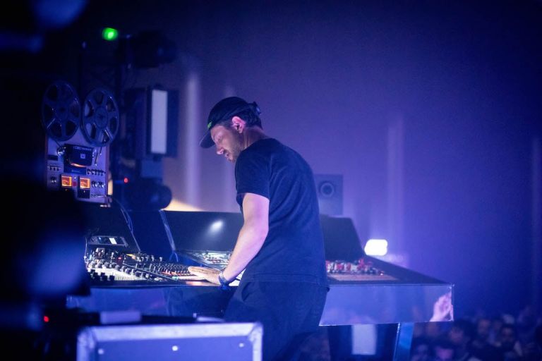 Molécule crée de la musique en live par la pensée